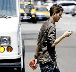 Texting While Walking - Dangers, Hazards, Injuries and Deaths | hubpages